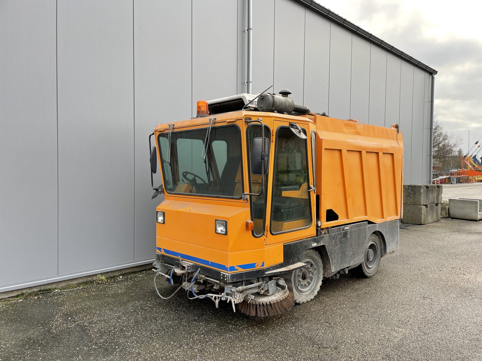 Ravo Sweeping machine - VEMA Crane