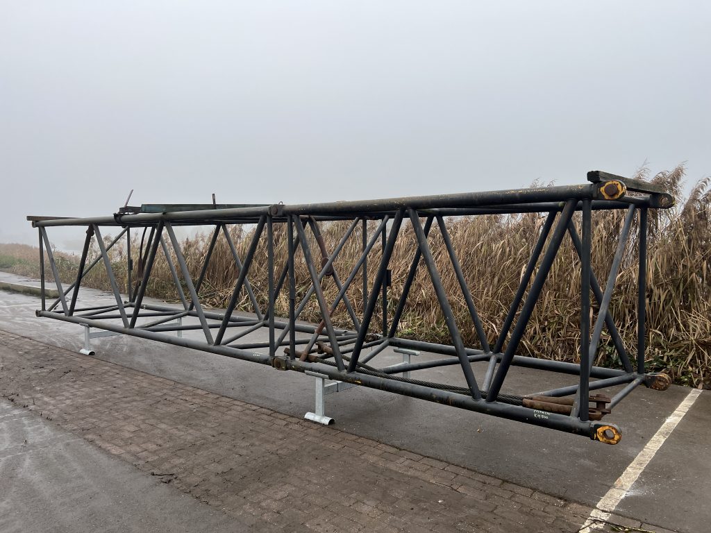 Hitachi KH300 6-meter & 3-meter boom section - VEMA Crane